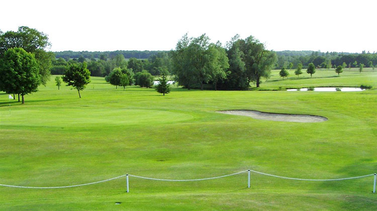 Gosfield Lake, Halstead, Essex - Golf course information and reviews.